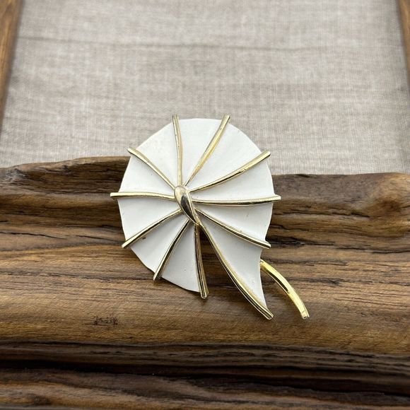 Unbranded | Jewelry | Vintage White Enameled Flower Gold Tone Brooch ...